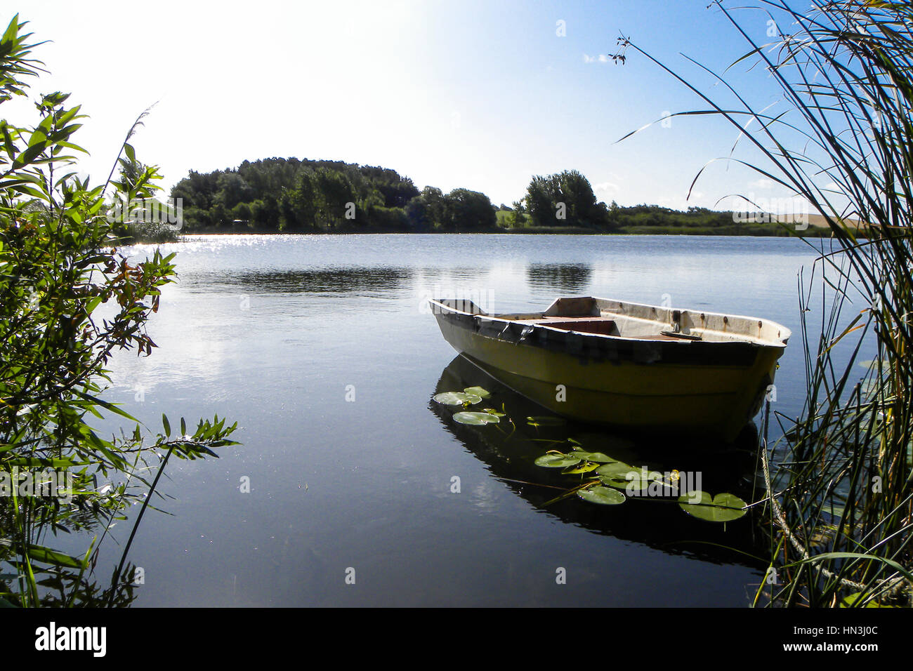 Old wooden dinghy rowing boat hi-res stock photography and images - Alamy