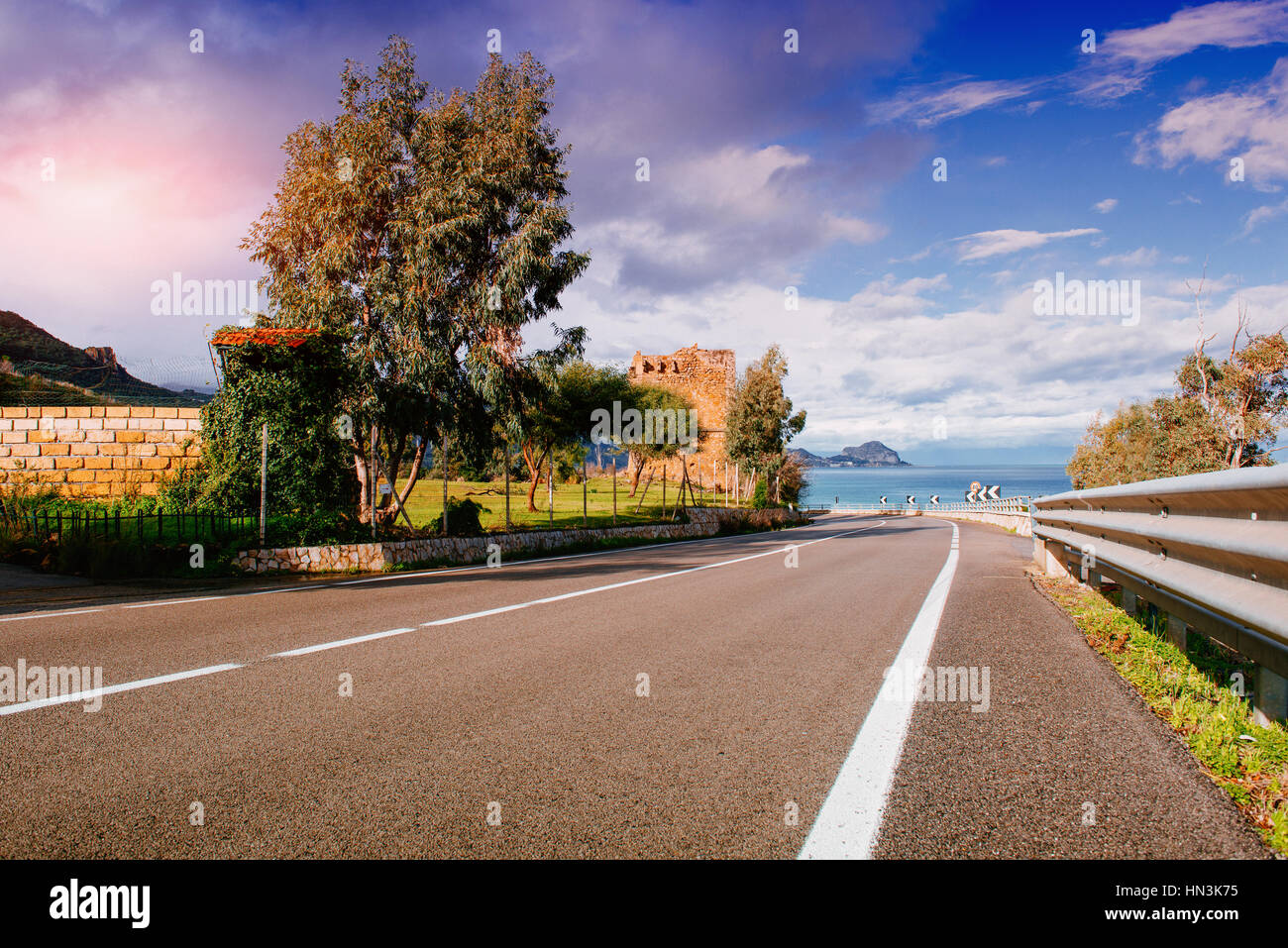 Country road along coast hi-res stock photography and images - Alamy