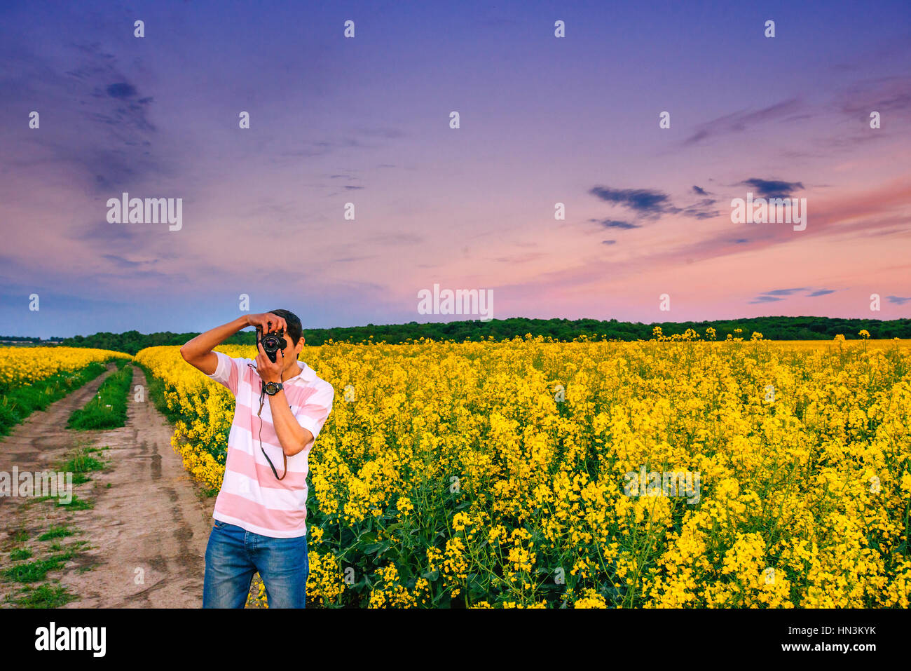 photographer in the field Stock Photo - Alamy