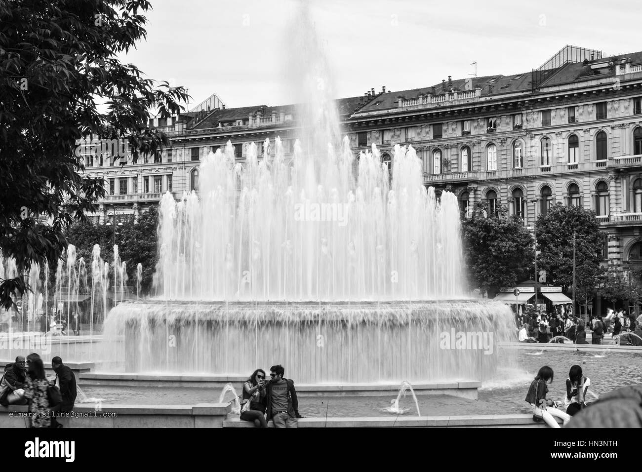 Piazza Castello Springbrunnen in Milan, Italy. Water fountain Stock ...