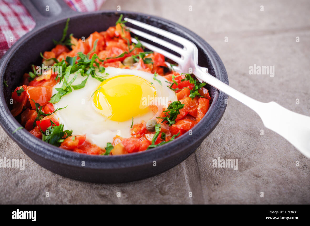 Traditional Middle Eastern dish of Shakshuka in a pan Stock Photo - Alamy