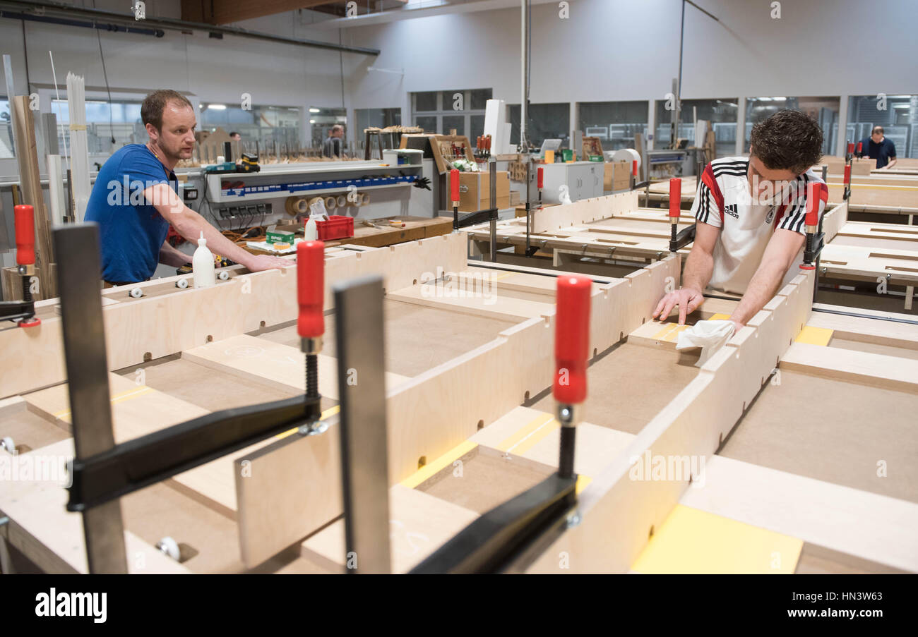 Vreden, Germany. 7th Feb, 2017. Employees install a table in the ...