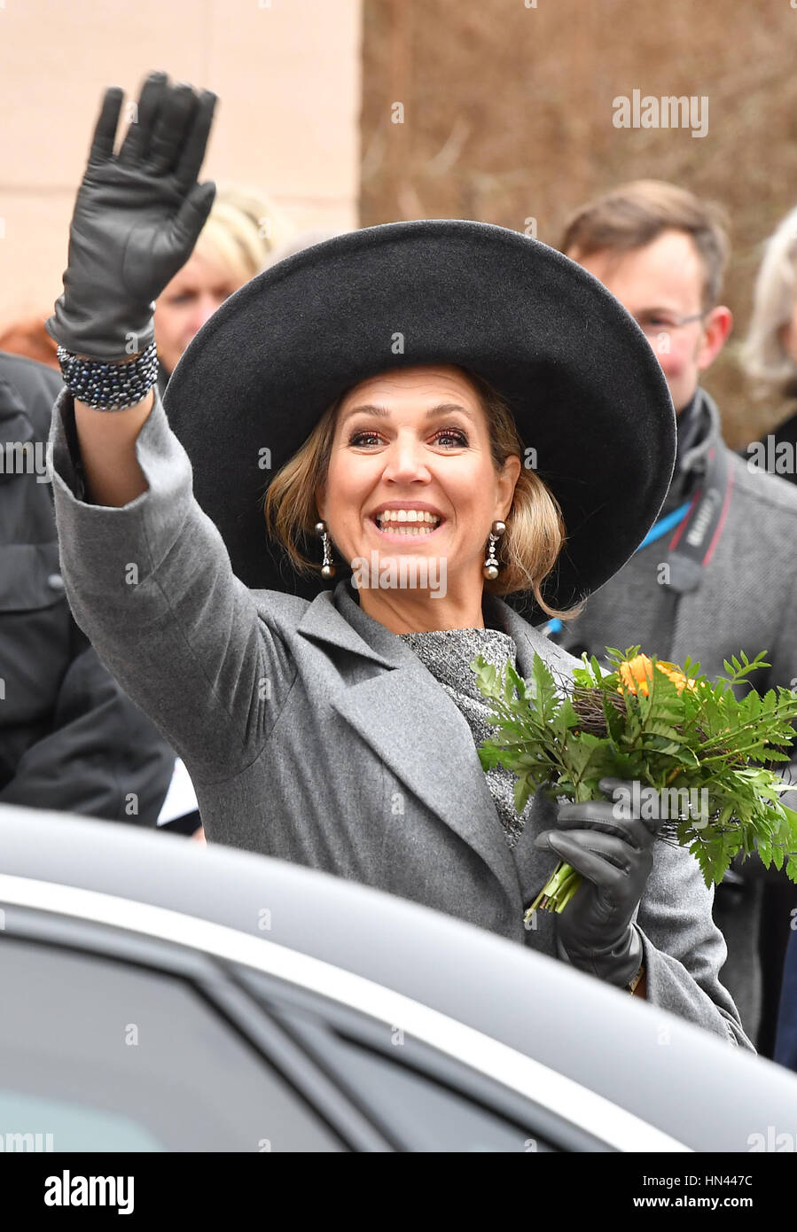 Weimar, Germany. 08th Feb, 2017. Königin Maxima der Niederlande winkt ...