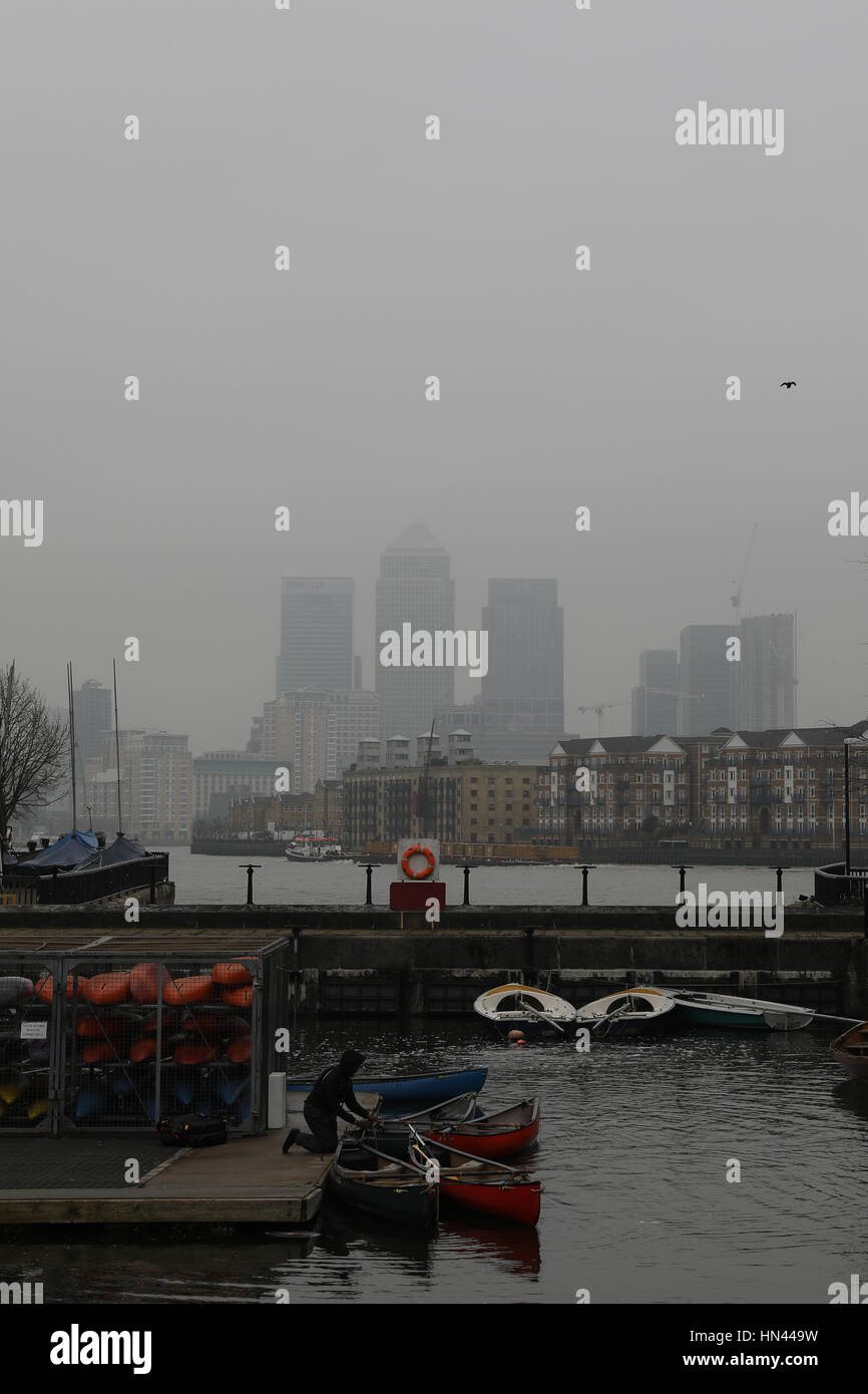 London, UK. 8th Feb 2017. Cold, grey and foggy weather seen on the ...