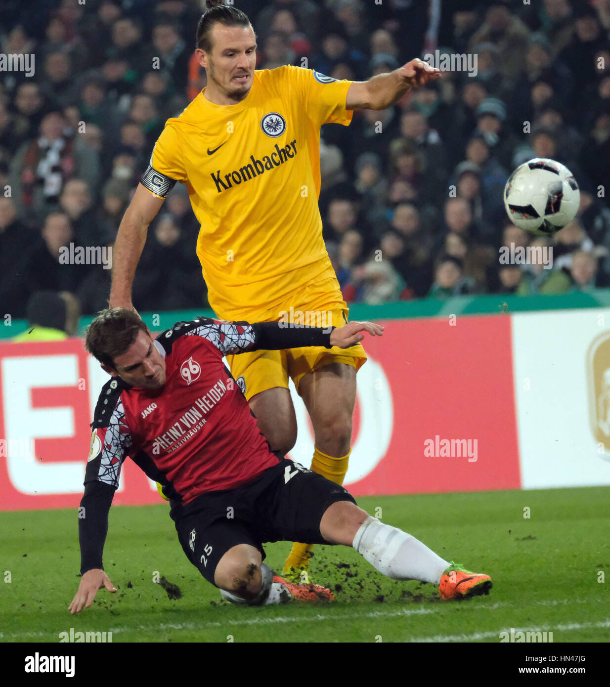 Hannover's Oliver Sorg (l) and Frankfurts Alexander Meier vie for the ...
