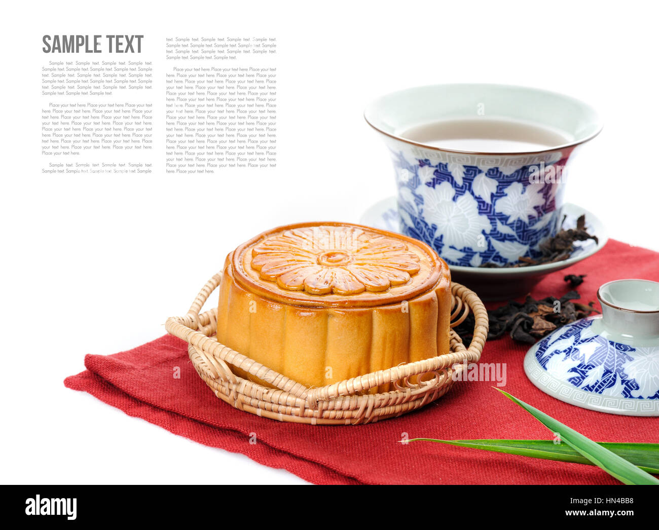 Mooncake, Chinese Mid-autumn festival dessert Stock Photo - Alamy