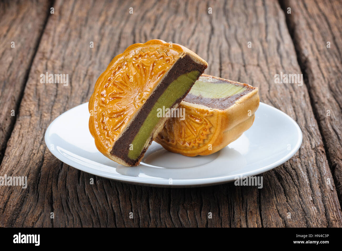 Mooncake, Chinese Mid-autumn festival dessert Stock Photo - Alamy