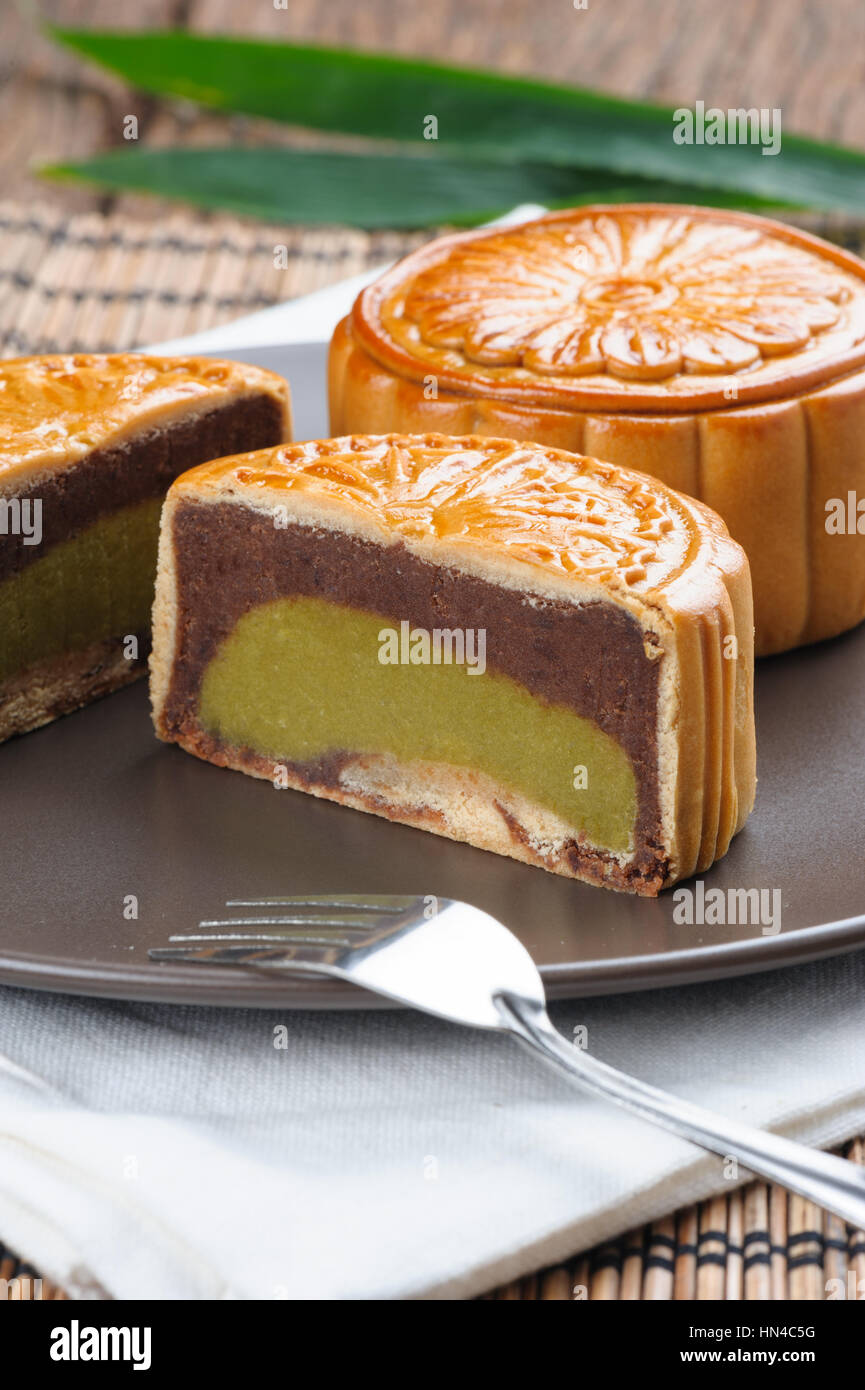 Mooncake, Chinese Mid-autumn festival dessert Stock Photo - Alamy