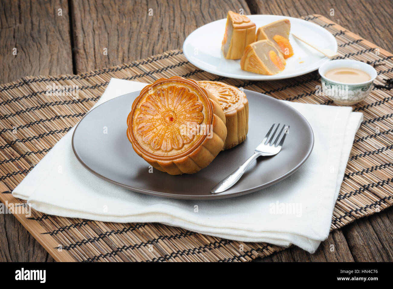 Mooncake, Chinese Mid-autumn festival dessert Stock Photo - Alamy