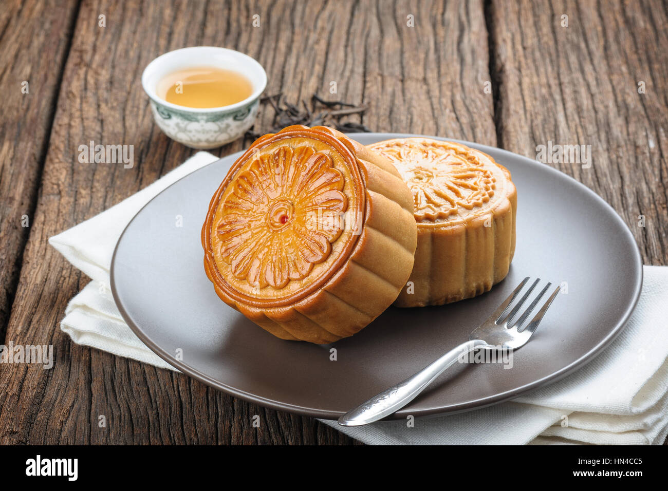 Mooncake, Chinese Mid-autumn festival dessert Stock Photo - Alamy