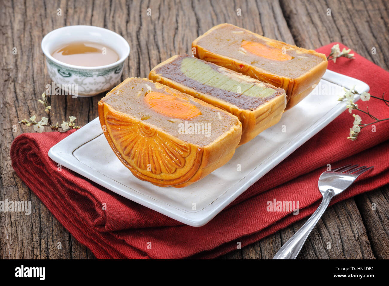 Mooncake, Chinese Mid-autumn festival dessert Stock Photo - Alamy