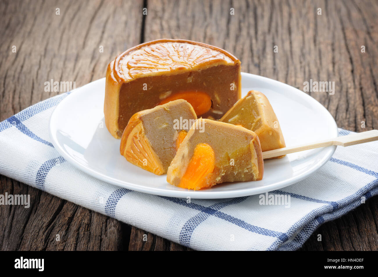 Mooncake, Chinese Mid-autumn festival dessert Stock Photo - Alamy