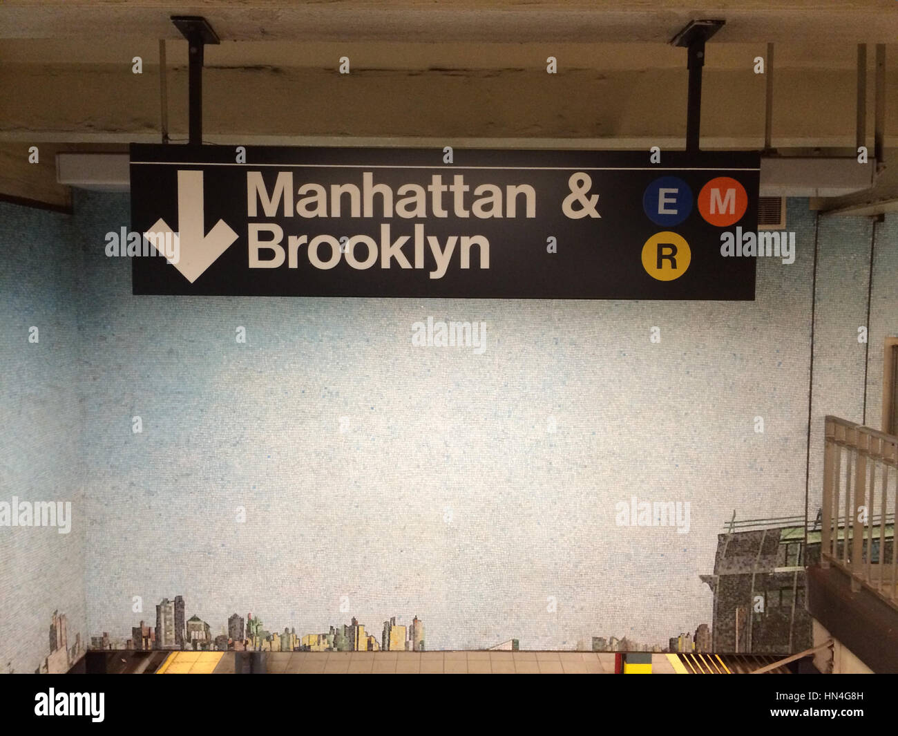 Manhattan & Brooklyn NYC Metro Sign Stock Photo - Alamy