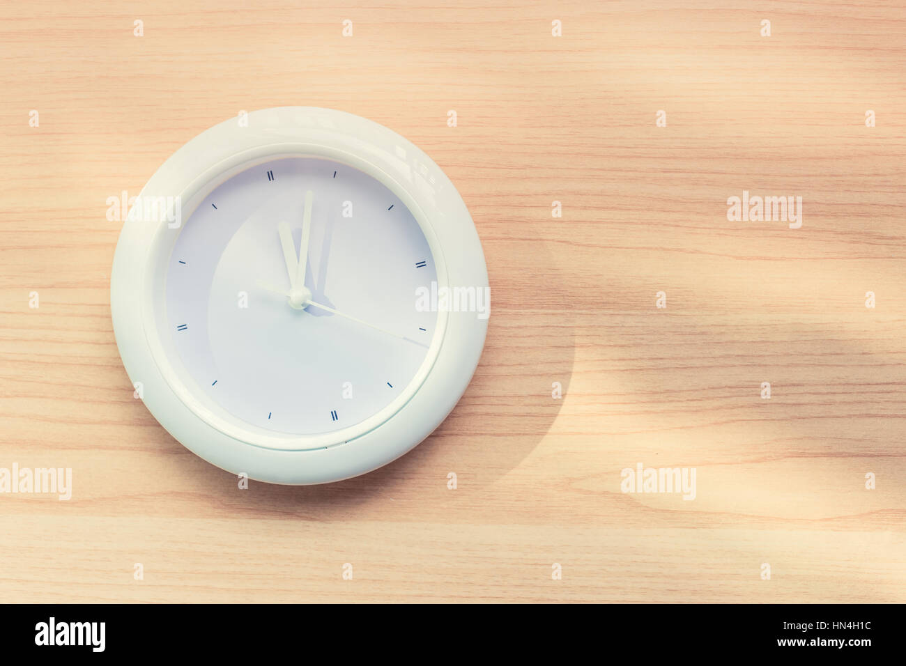 simple white circle clock on wood wall background Stock Photo - Alamy