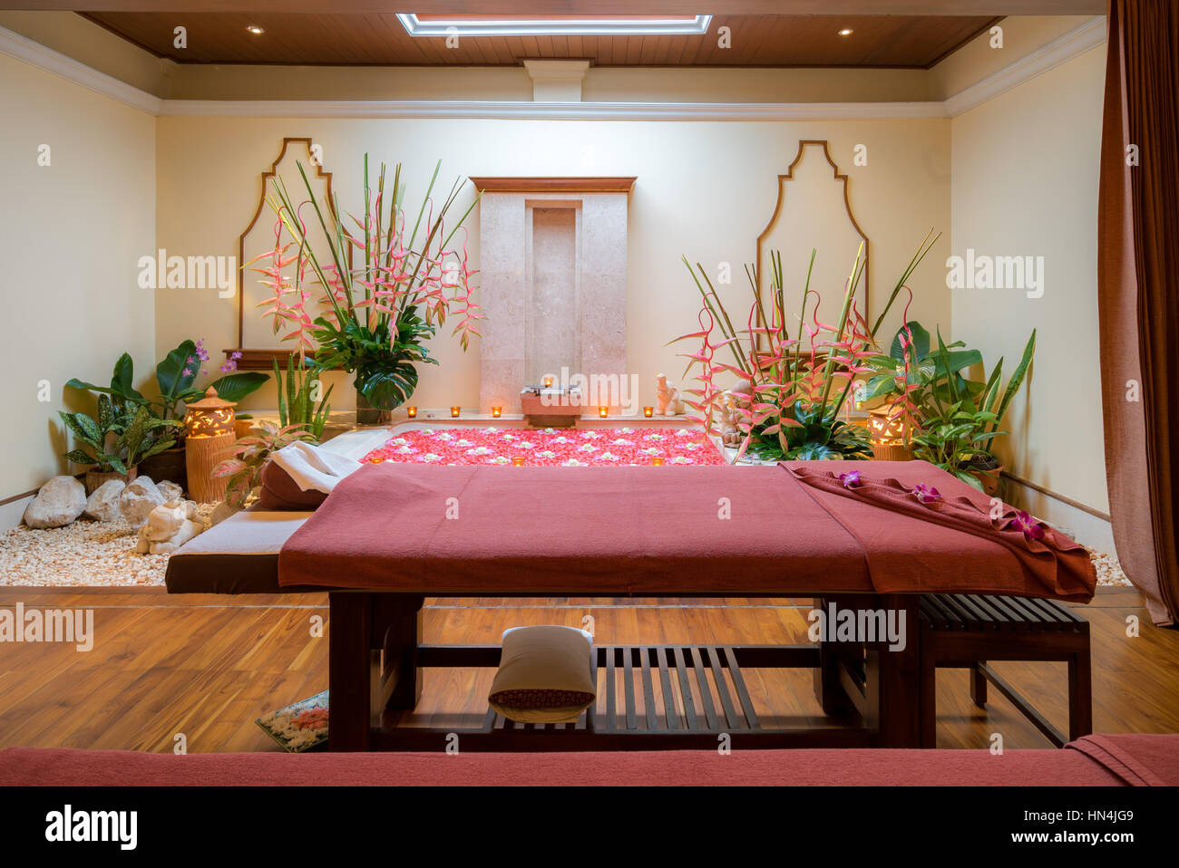 Spa room with bed for treatment Stock Photo - Alamy