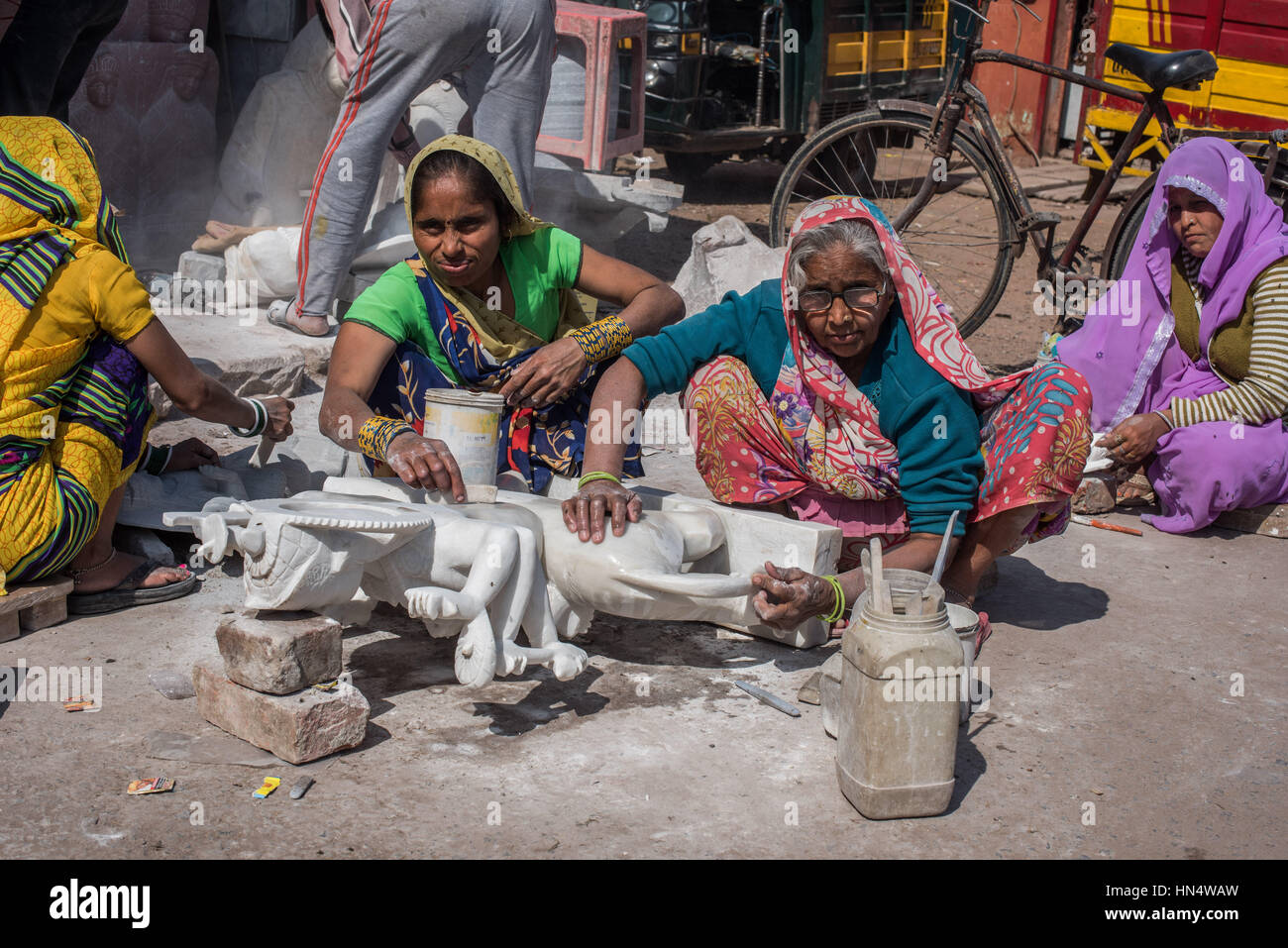Indian women statuettes hi-res stock photography and images - Alamy