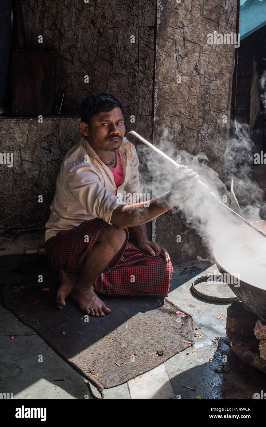 Indian man cooking in the street, Agra Stock Photo - Alamy