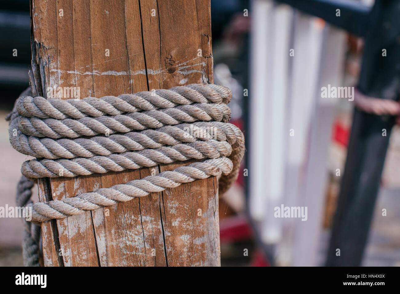 Posts rope around Stock Photo - Alamy