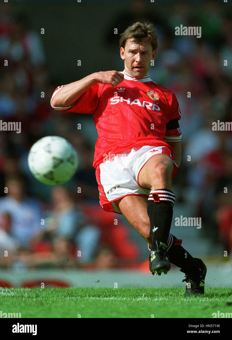 Bryan robson manchester united 1991 hi-res stock photography and images ...