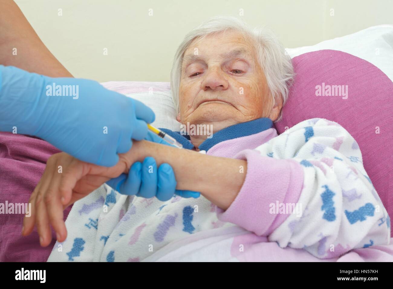 Elderly woman get's an injection at home Stock Photo - Alamy