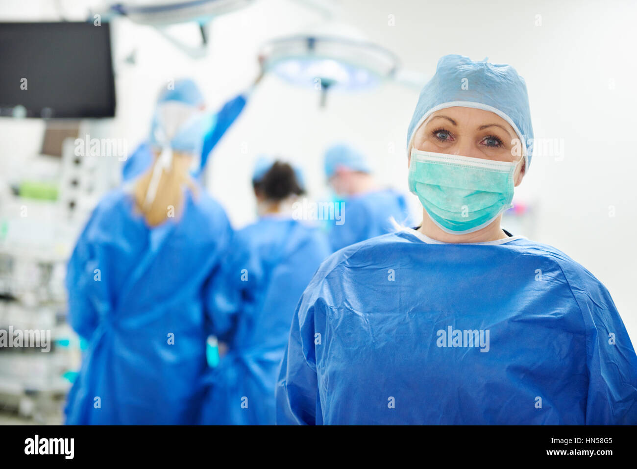 Female surgeon operating room surgery hi-res stock photography and ...