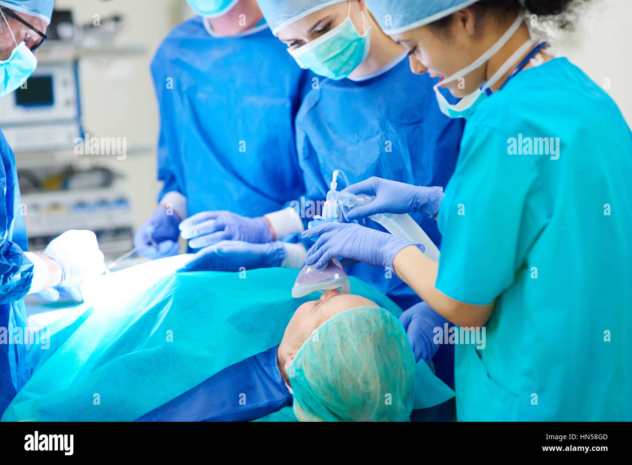 Anesthesiologist surgery hi-res stock photography and images - Alamy