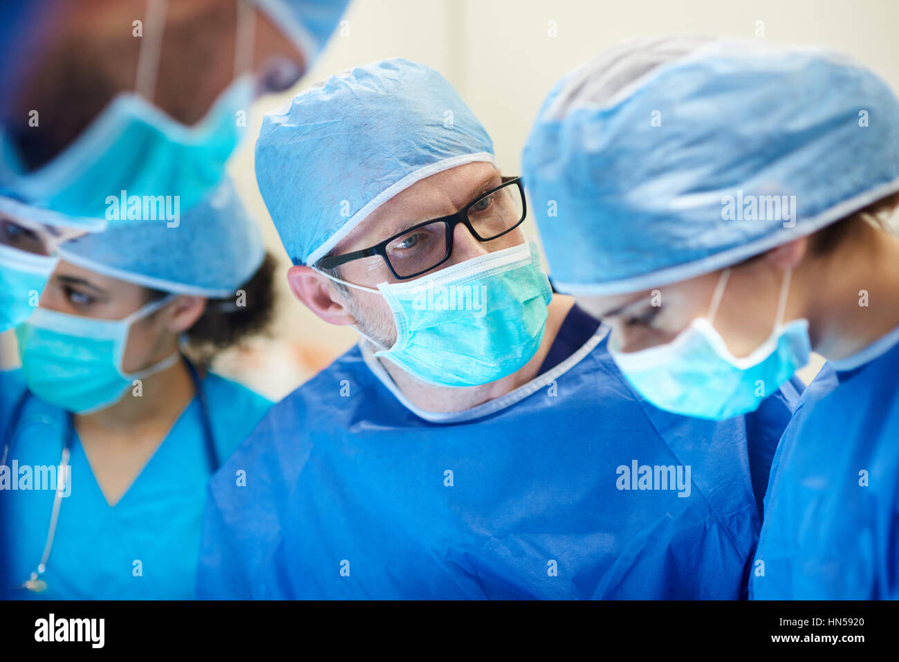 Doctor talking surgeons hi-res stock photography and images - Alamy