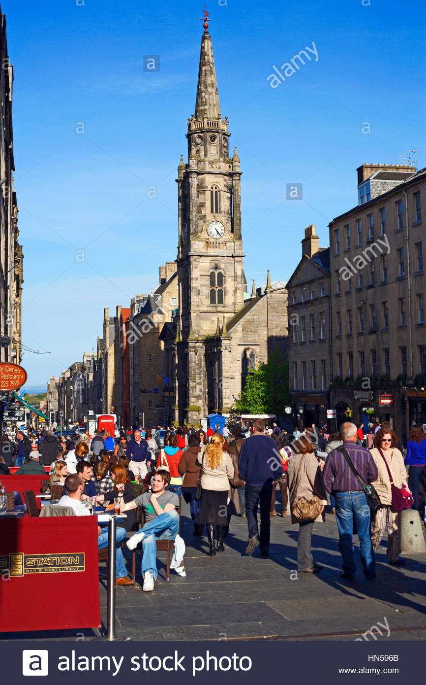 Cafe, crowds and the Tron kirk, view down the Royal Mile, Edinburgh ...