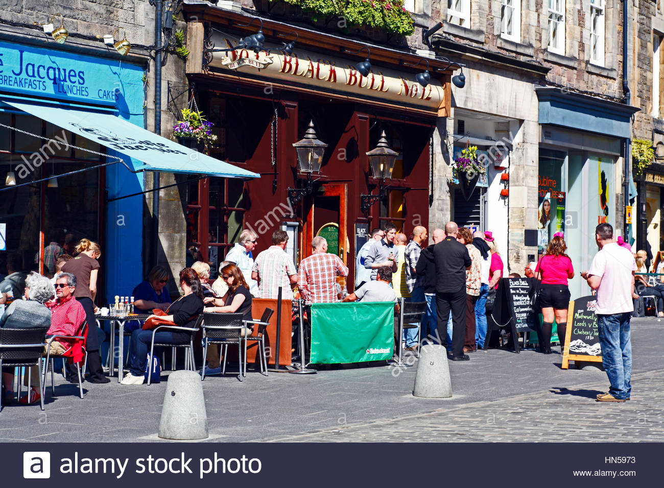 Black Bull Pub and tourists, Grassmarket Edinburgh Stock Photo - Alamy