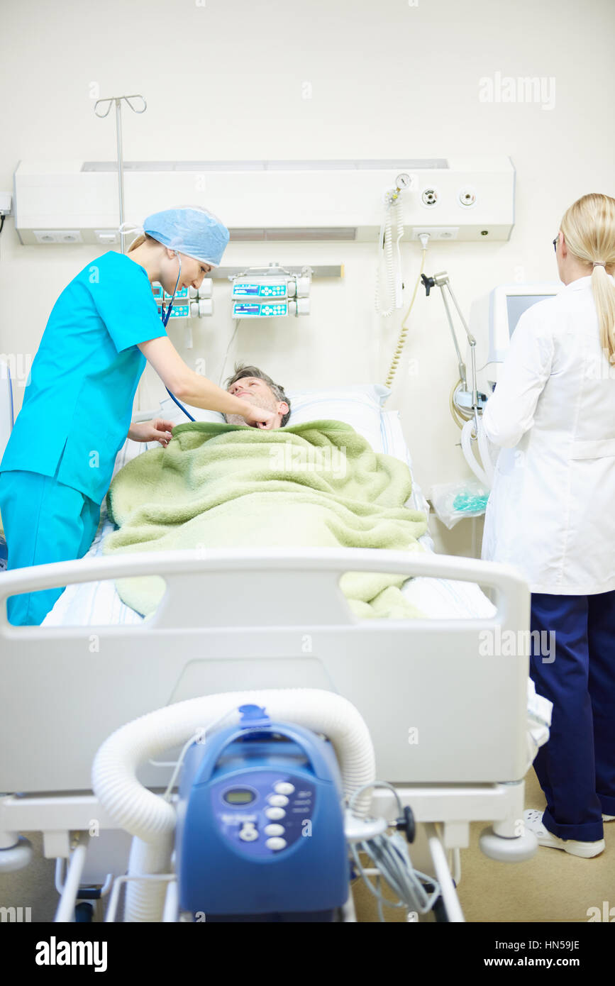 Patient doctors recovery room hi-res stock photography and images - Alamy