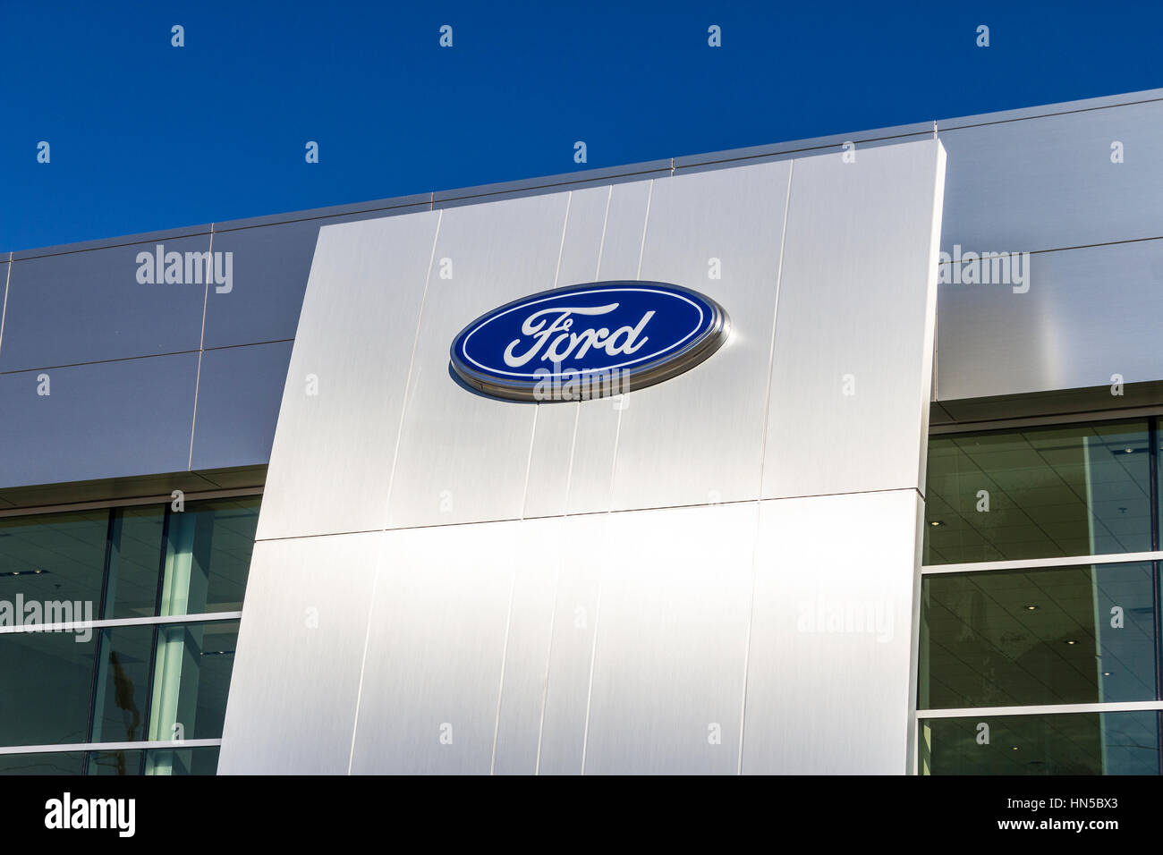 Ford blue oval logo hi-res stock photography and images - Alamy