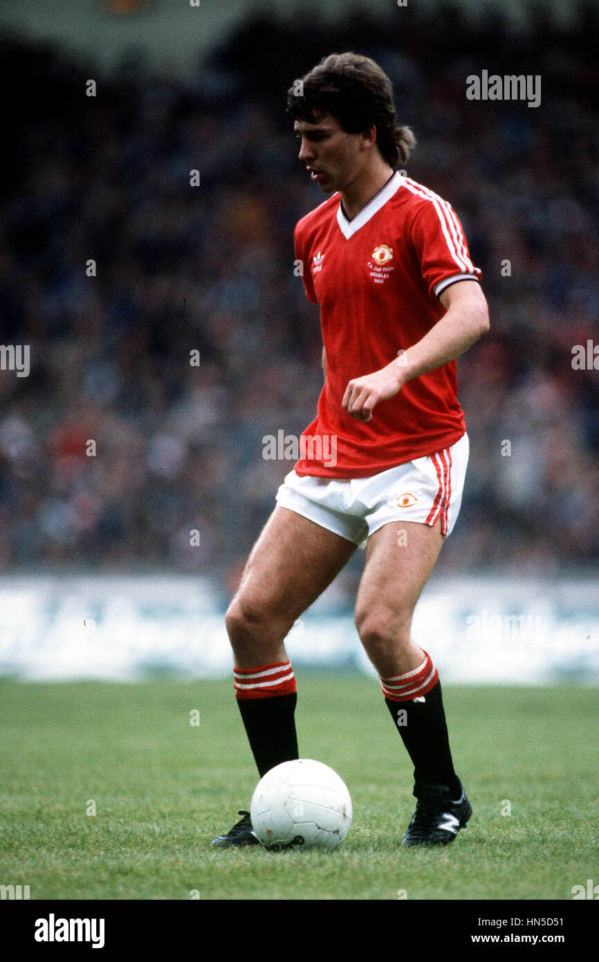 BRYAN ROBSON MANCHESTER UNITED & ENGLAND 01 May 1983 Stock Photo - Alamy