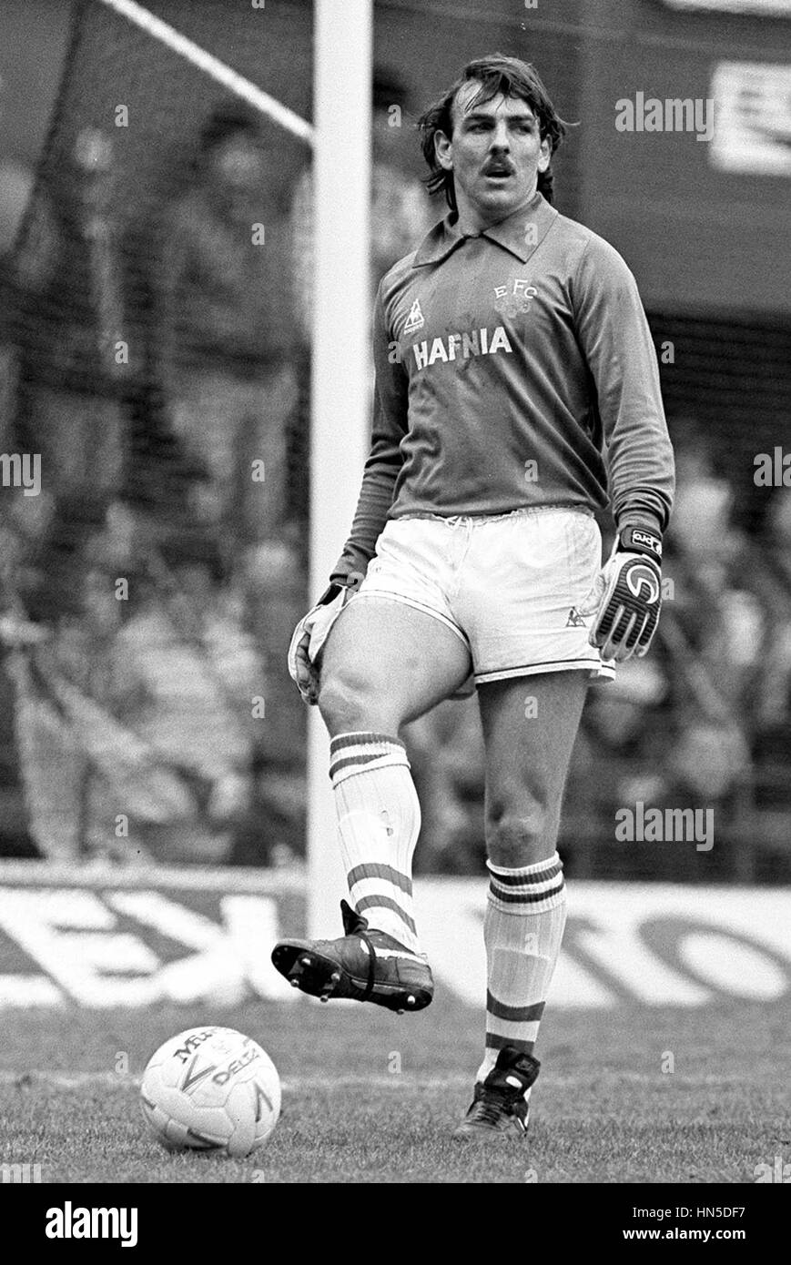 Neville southall everton 1985 hi-res stock photography and images - Alamy