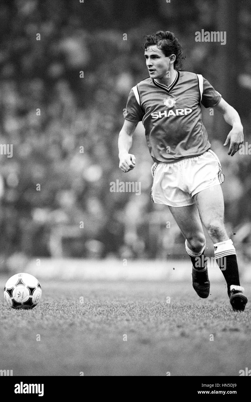 ARTHUR ALBISTON MANCHESTER UNITED FC 16 March 1986 Stock Photo - Alamy