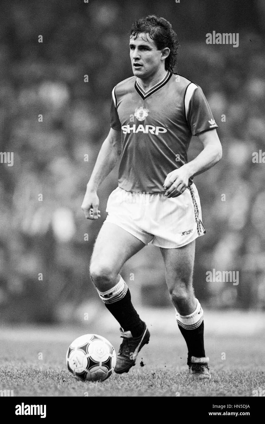 ARTHUR ALBISTON MANCHESTER UNITED FC 16 March 1986 Stock Photo - Alamy