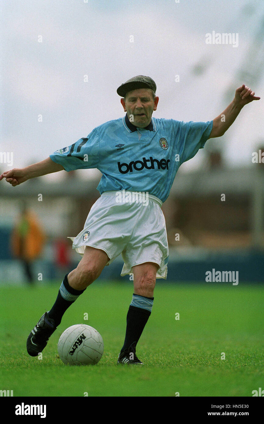 NORMAN WISDOM ENTERTAINER AT MANCHESTER CITY 03 September 1992 Stock ...