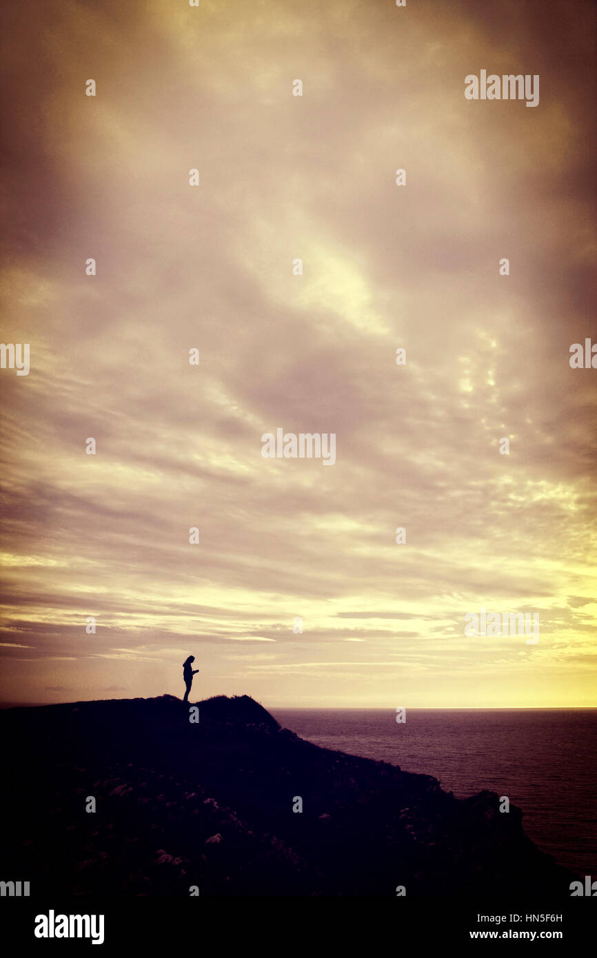 Woman sunset cliff silhouette hi-res stock photography and images - Alamy