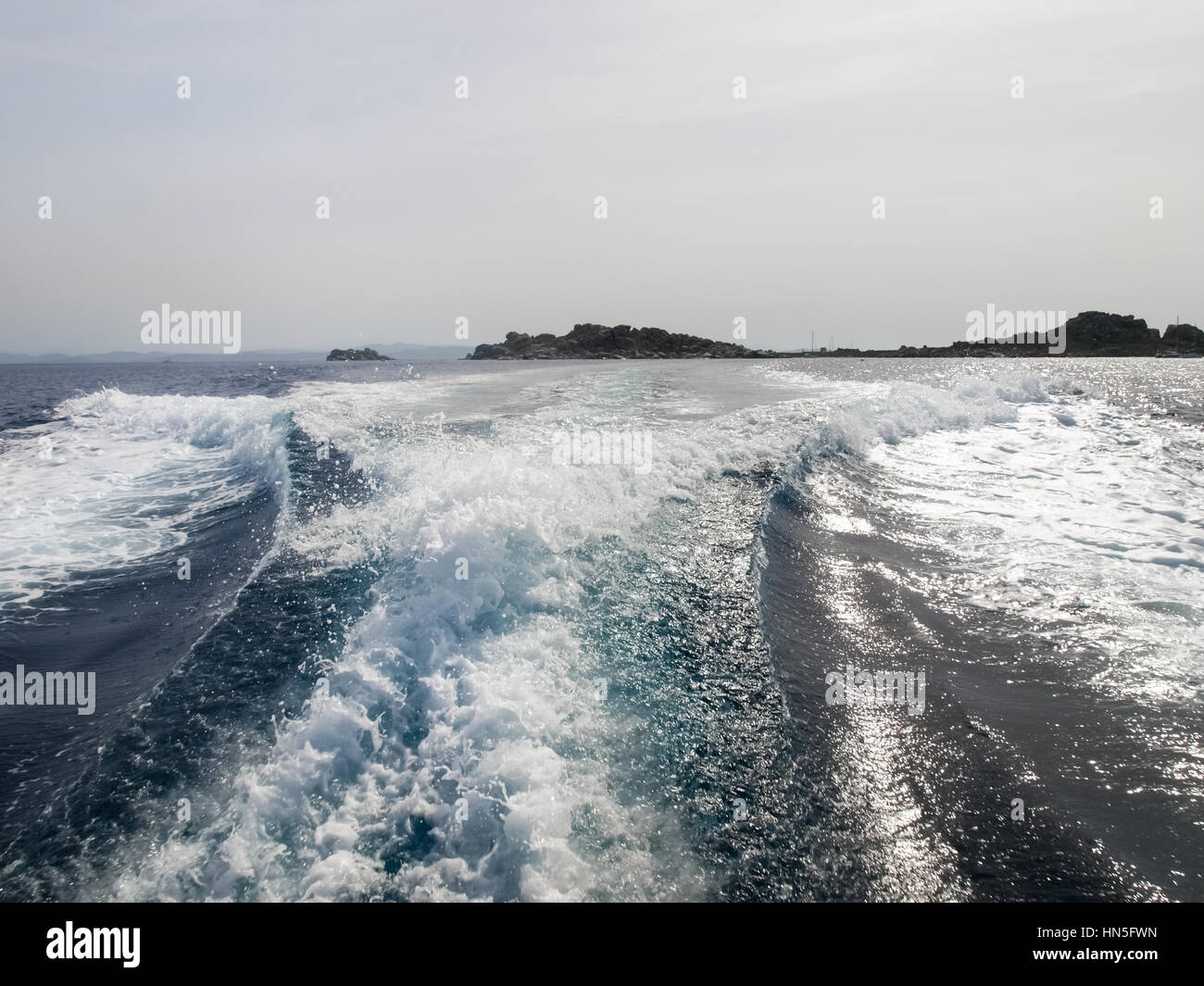 Spray waves from yacht hi-res stock photography and images - Alamy