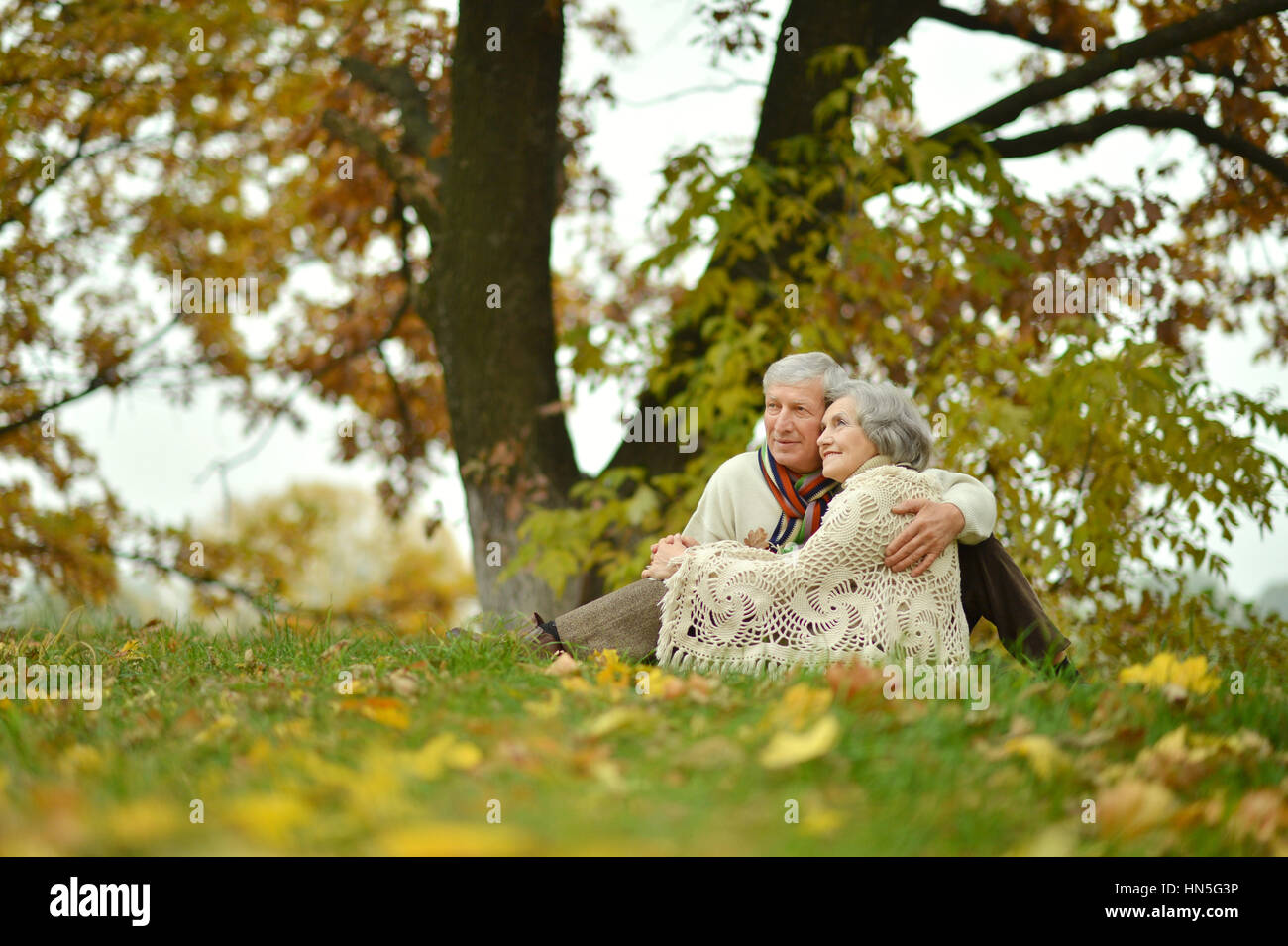 Couple love bond hug hi-res stock photography and images - Alamy