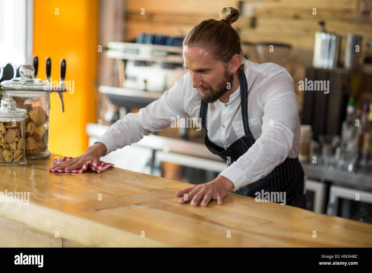 Wiping counter hi-res stock photography and images - Alamy