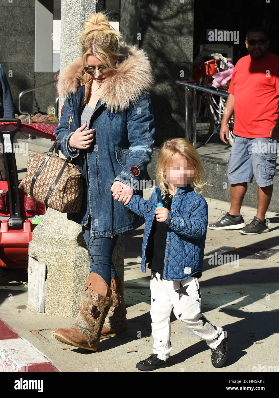 Jessica Simpson and her family have a fun day at a farmers' market in ...