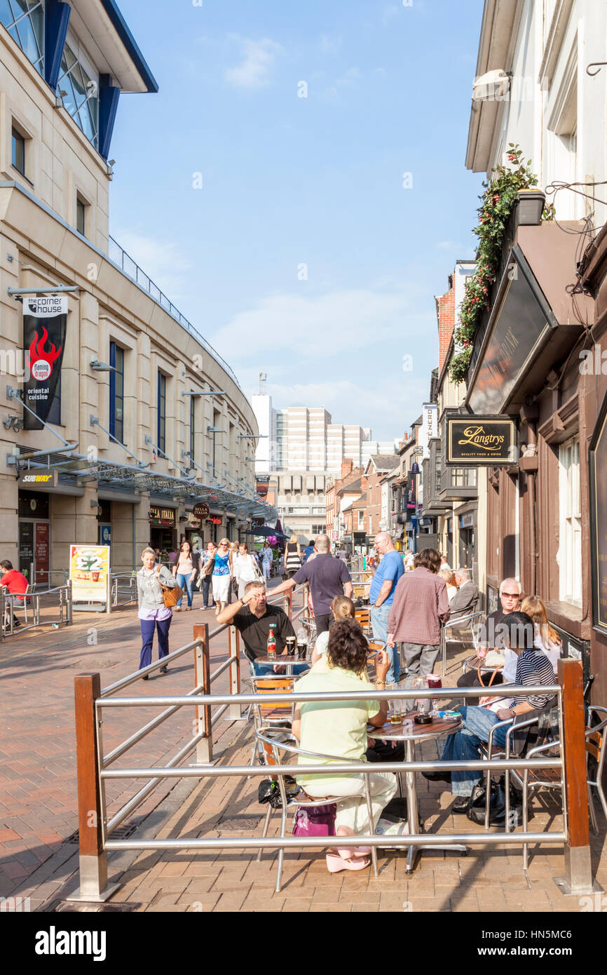 Group of people drinking outside a pub hi-res stock photography and ...