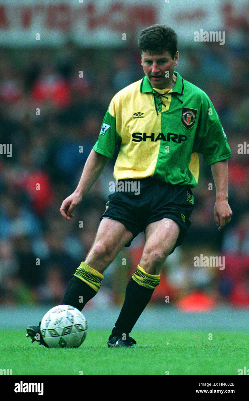 DENIS IRWIN MANCHESTER UNITED FC 13 August 1993 Stock Photo - Alamy