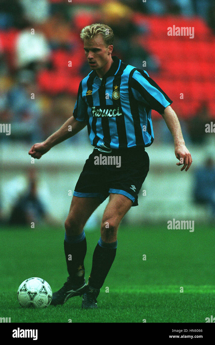 DENNIS BERGKAMP INTER MILAN FC 28 September 1993 Stock Photo - Alamy
