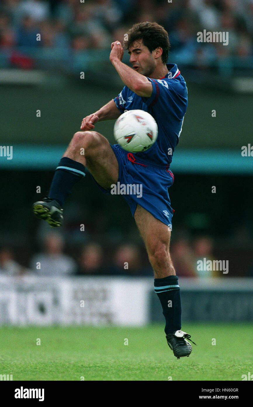 GAVIN PEACOCK CHELSEA FC 01 October 1993 Stock Photo - Alamy