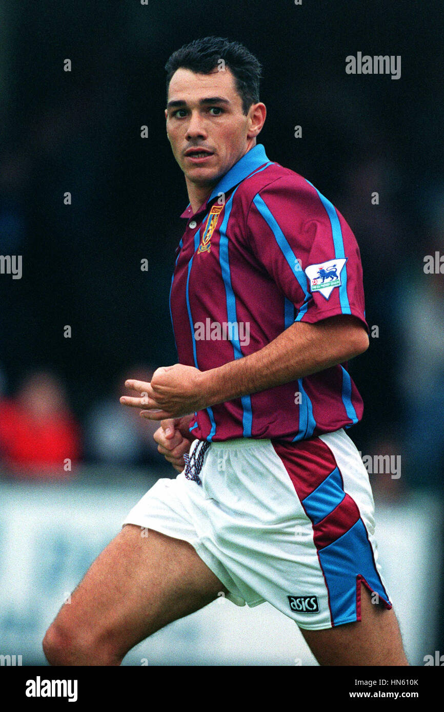 GUY WHITTINGHAM ASTON VILLA FC 08 August 1993 Stock Photo - Alamy