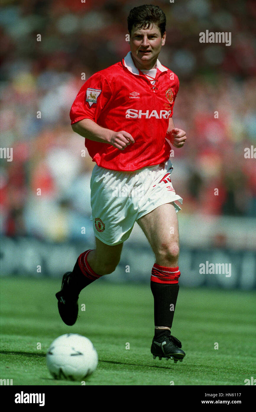 DENIS IRWIN MANCHESTER UNITED FC 11 August 1993 Stock Photo - Alamy