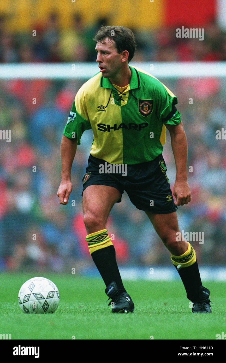 BRYAN ROBSON MANCHESTER UNITED FC 12 August 1993 Stock Photo - Alamy