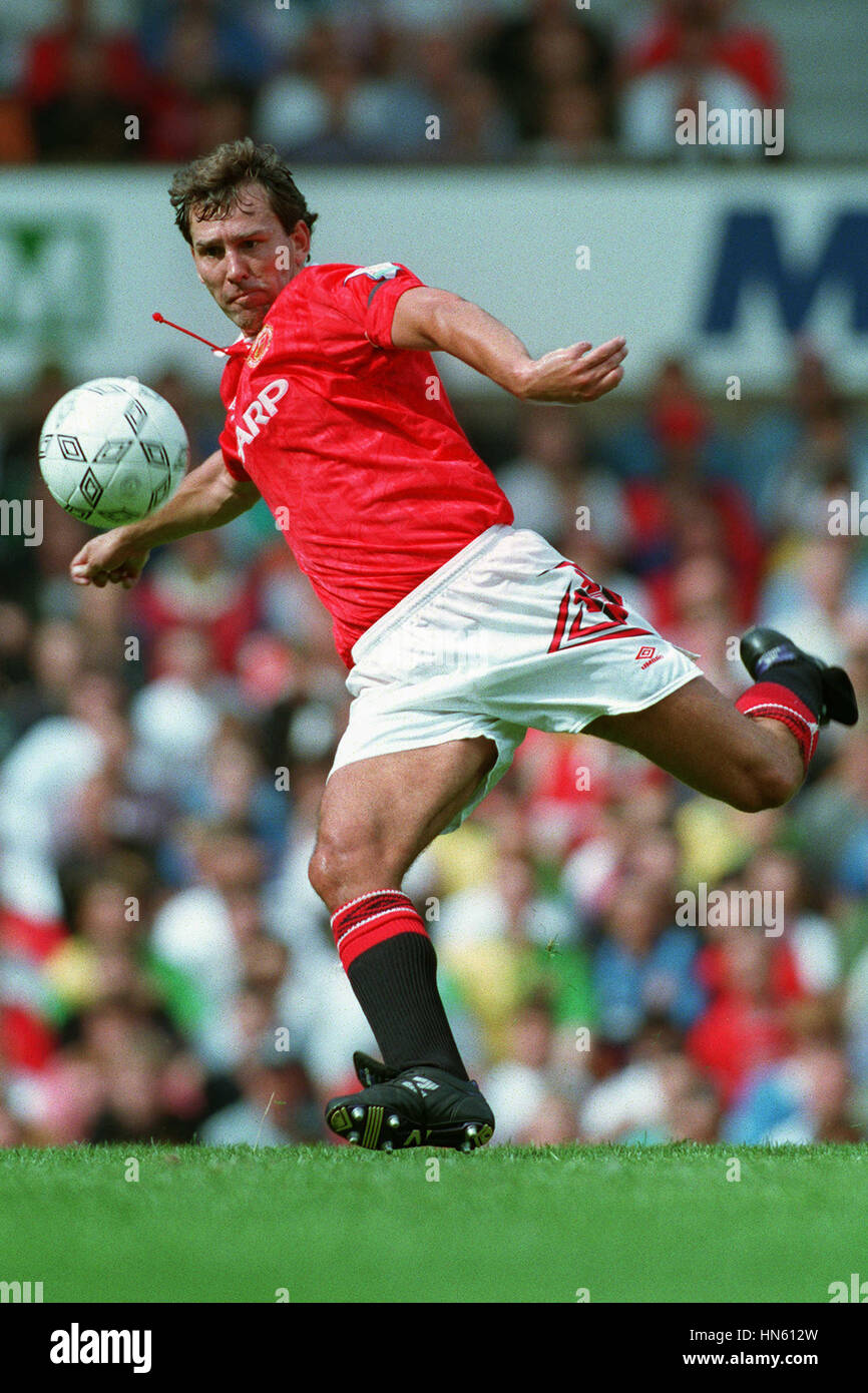 BRYAN ROBSON MANCHESTER UNITED FC 24 August 1993 Stock Photo - Alamy