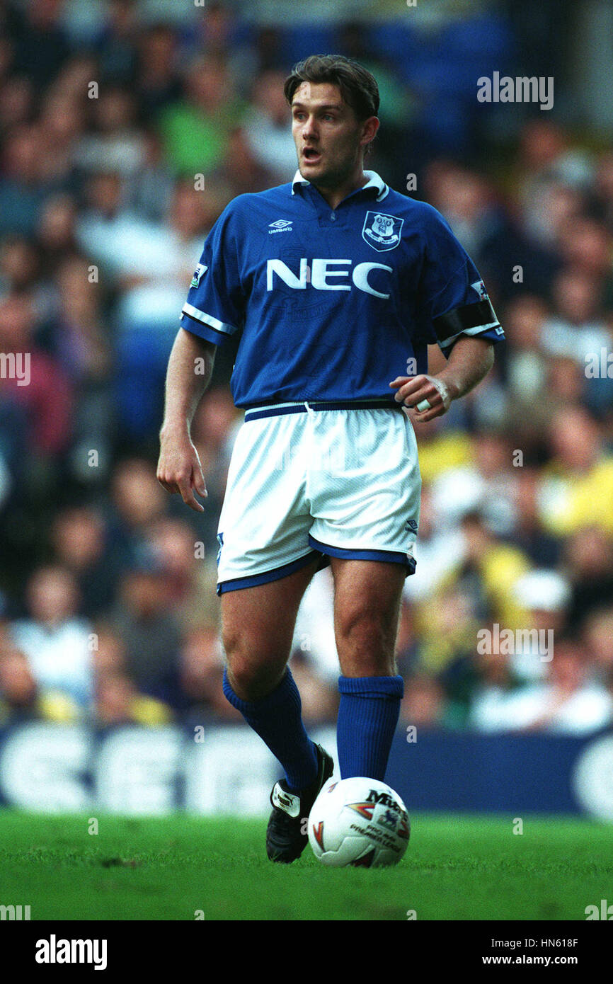 ANDY HINCHCLIFFE EVERTON FC 28 October 1993 Stock Photo - Alamy